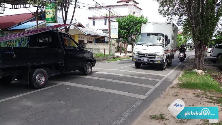 PKTV Kaltim - Rumah Warga RT 01 di Jalan Awang Long Retak Akibat Pita ...